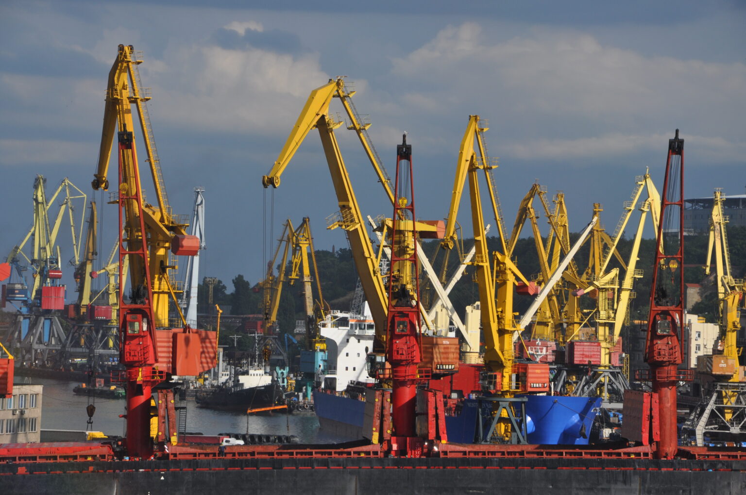 Despite the shelling, Ukrainian ports are working: where they do it best - Komersant Ukrainian